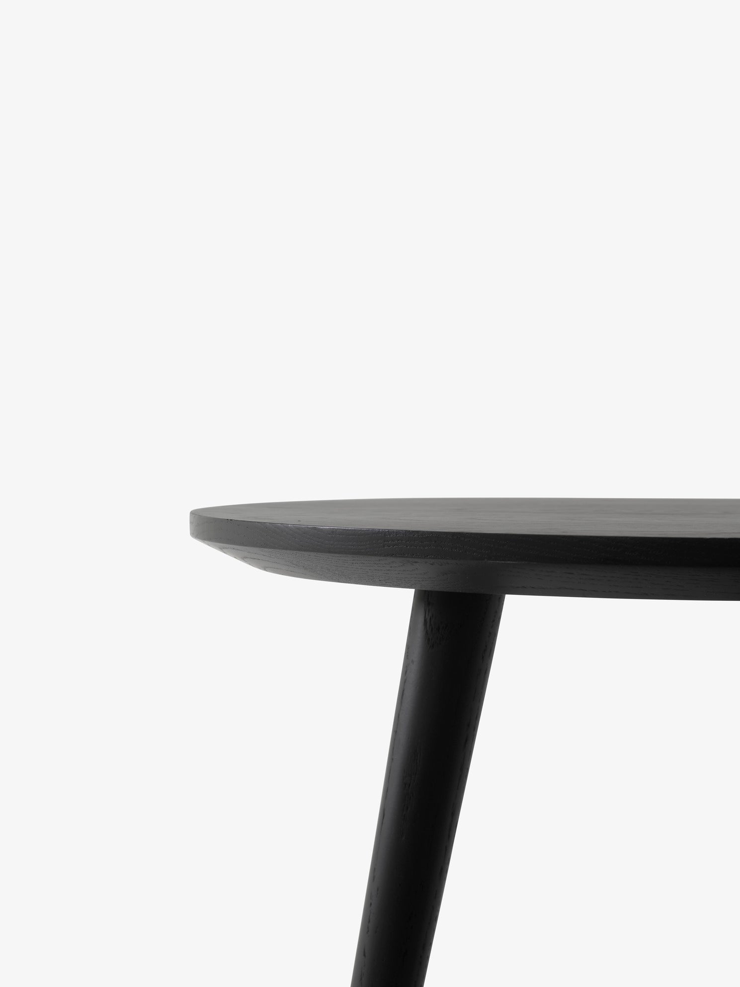 &Tradition - In Between Table - Round Dining Table - Maven